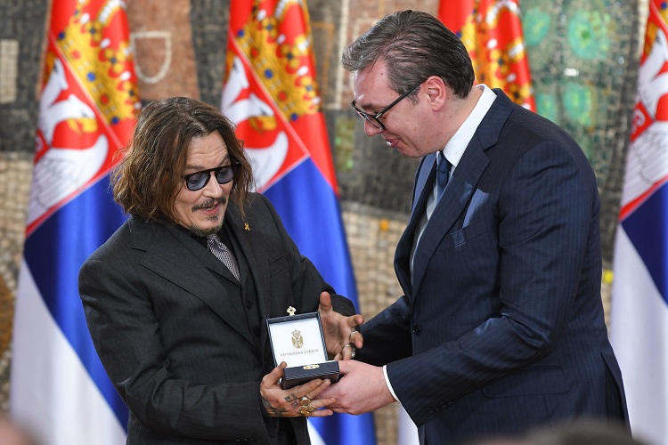Serbiya prezidenti Aleksandr Vuchich Jonni Deppni oltin medal bilan taqdirladi (foto)